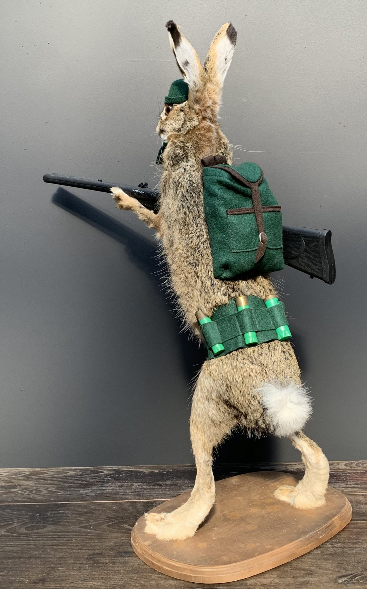 Ausgestopfter Hase mit Gewehr - BEAST Interiors