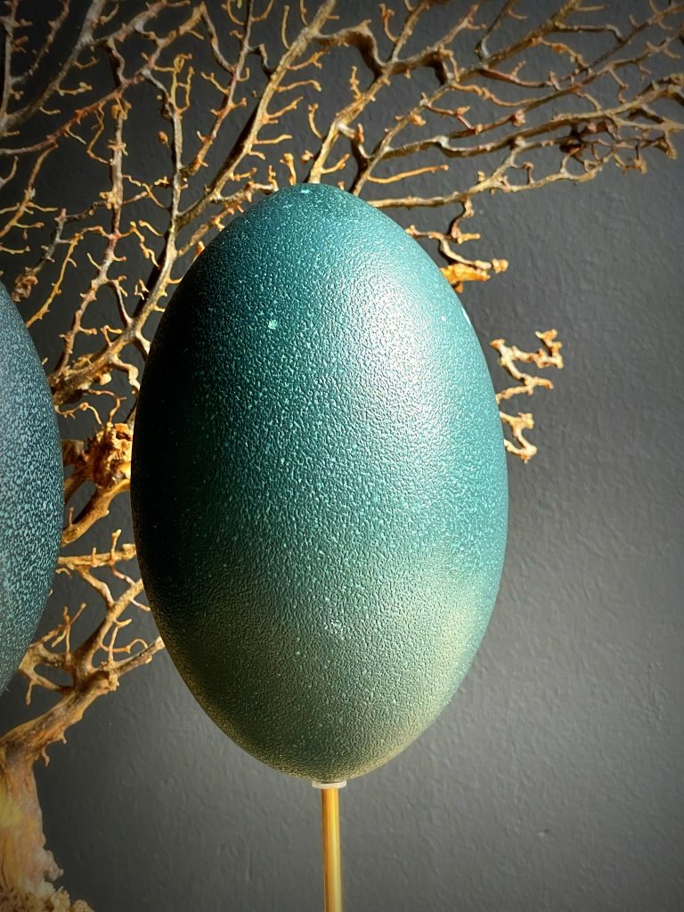 Emoe ei op marmeren marmeren sokkel - BEAST Interiors