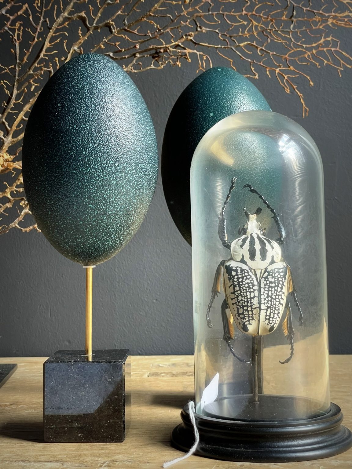 Emoe ei op marmeren marmeren sokkel - BEAST Interiors