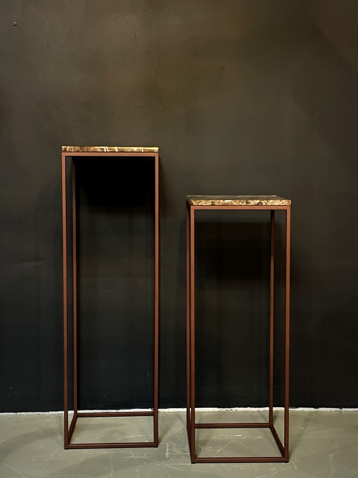 Metalen sokkel met marmeren top. - BEAST Interiors
