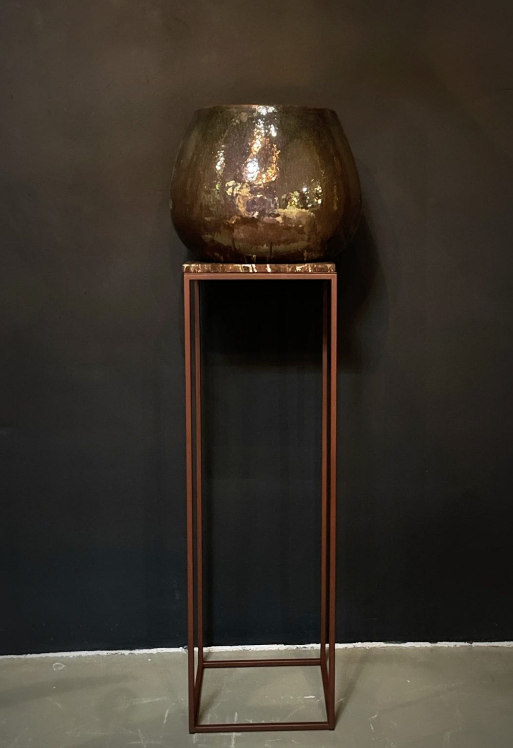 Metalen sokkel met marmeren top. - BEAST Interiors