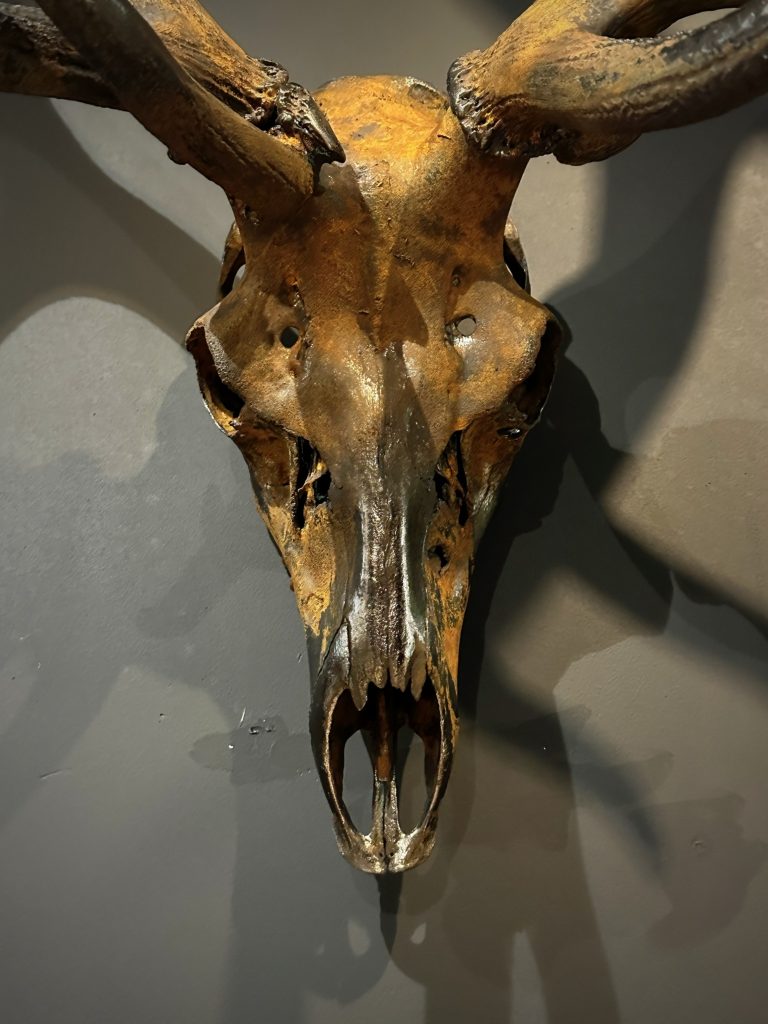 Metallized antlers of a red stag - BEAST Interiors