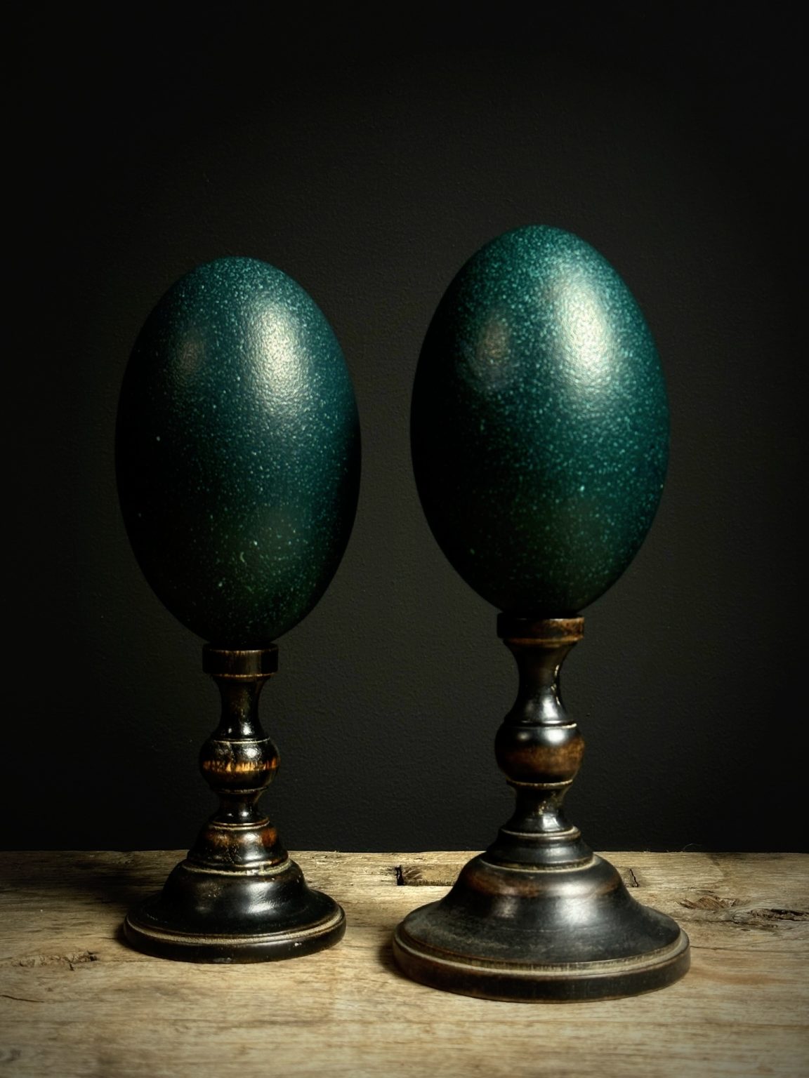 Emoe ei gepresenteerd op een klassieke sokkel. - BEAST Interiors