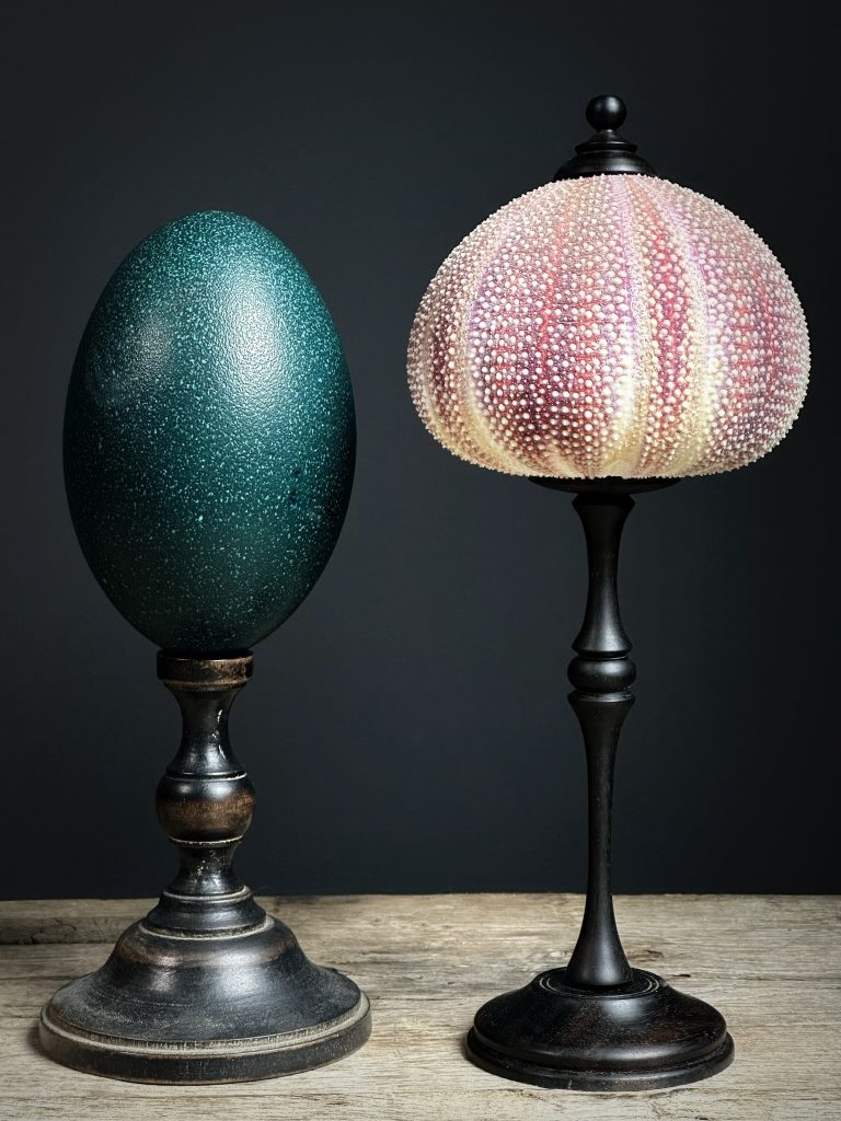 Emoe ei gepresenteerd op een klassieke sokkel. - BEAST Interiors