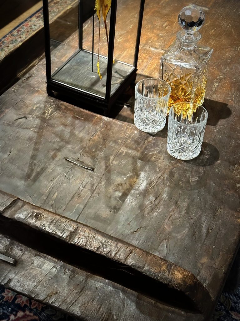 Unieke antieke salontafel - BEAST Interiors